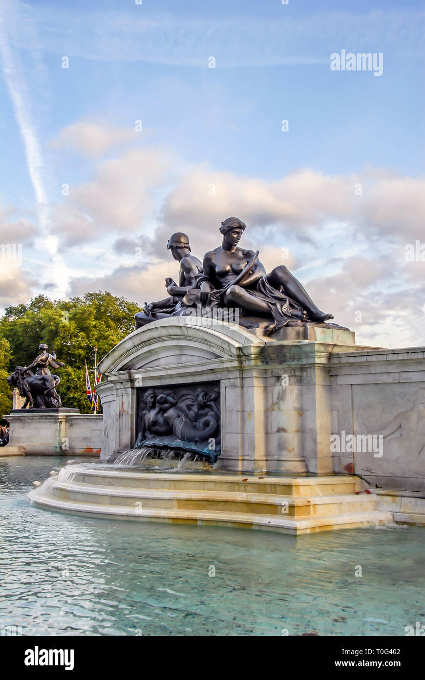 London, UK, 30 October 2012: The Queen Victoria Memorial Stock Photo - Alamy