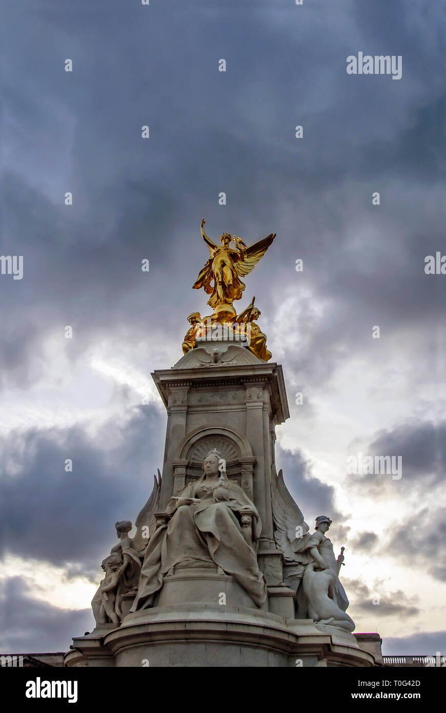 London, UK, 30 October 2012: The Queen Victoria Memorial Stock Photo - Alamy