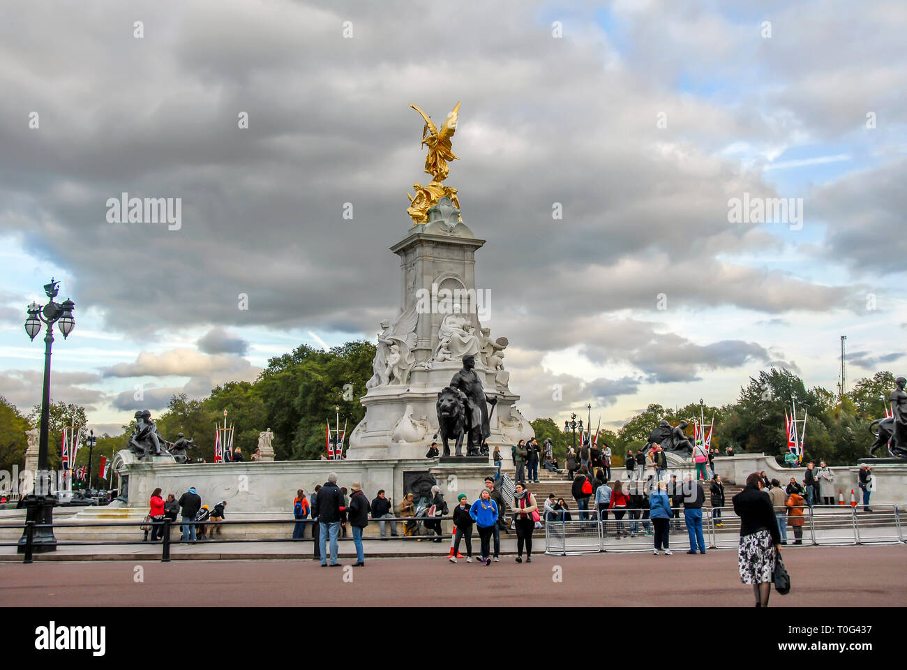 London, UK, 30 October 2012: The Queen Victoria Memorial Stock Photo - Alamy