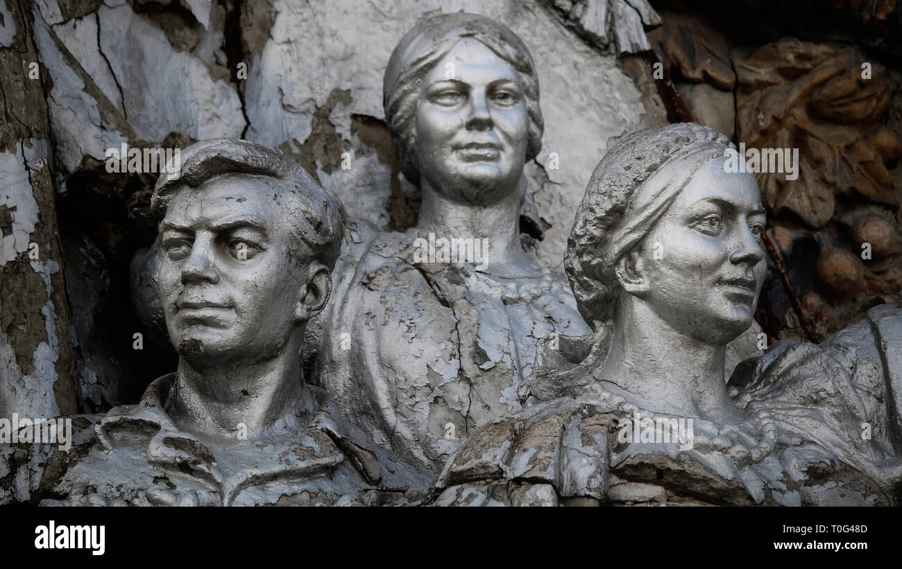 Crumbling statue hi-res stock photography and images - Alamy