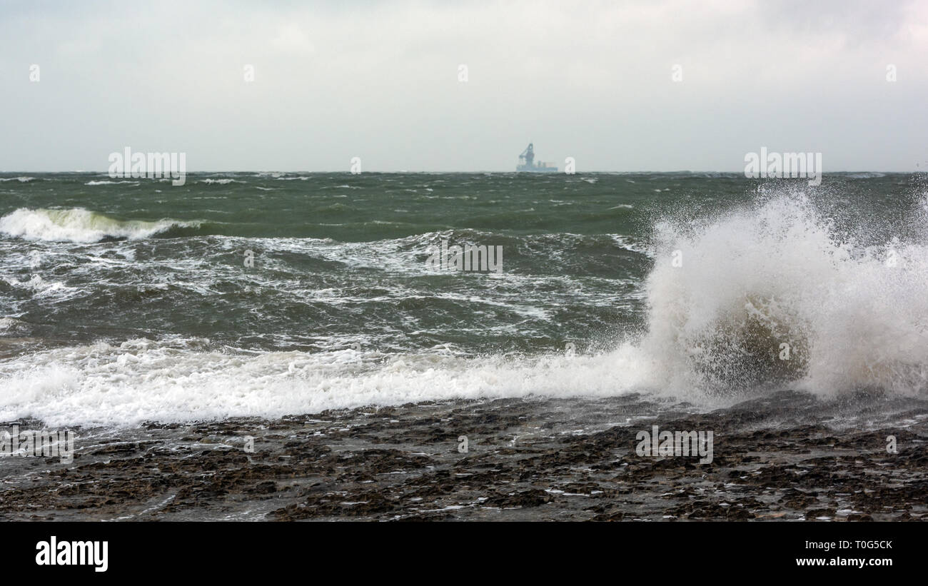 Stormy huge wave splash hi-res stock photography and images - Alamy