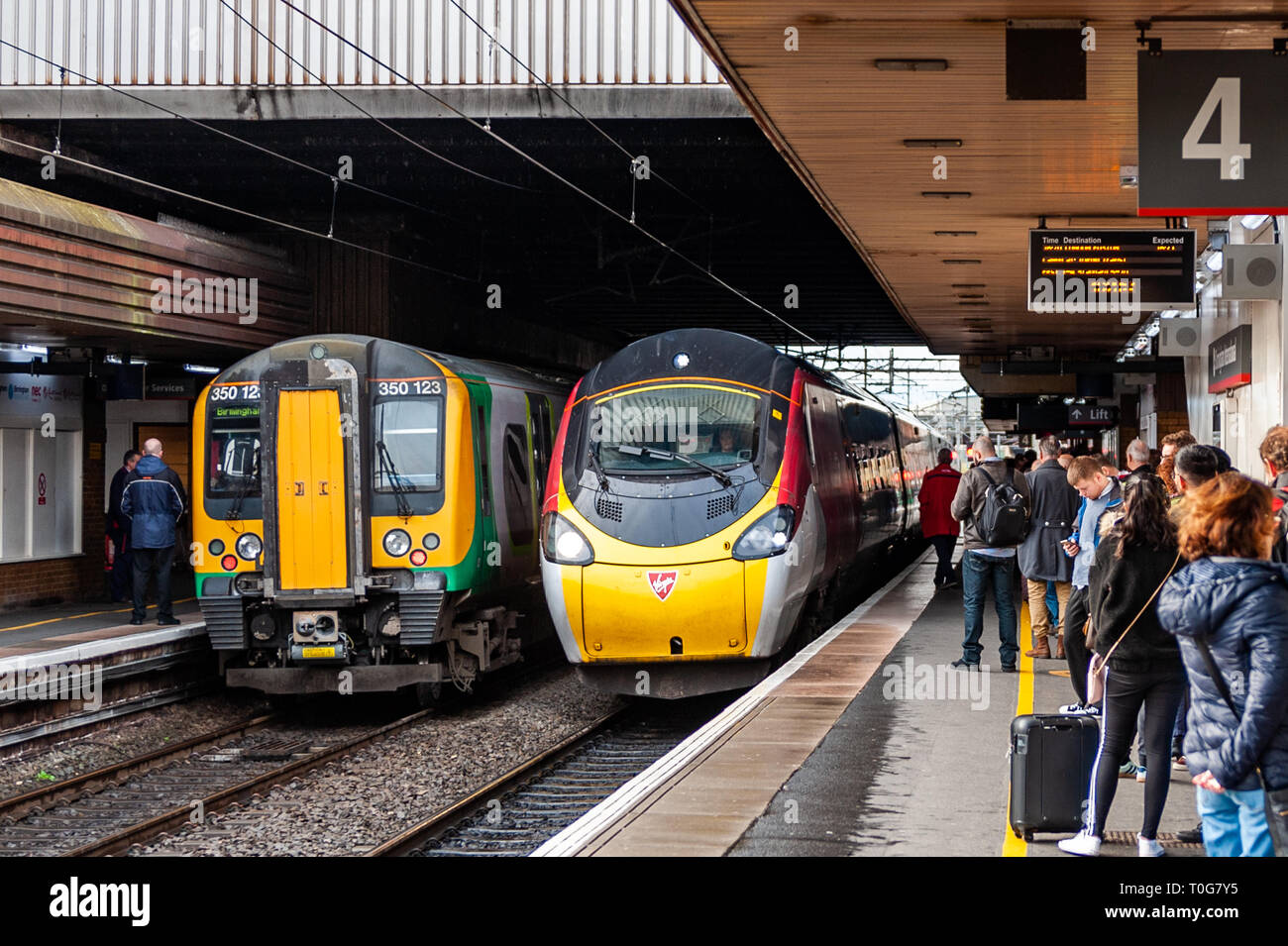Crowded train station birmingham hi-res stock photography and images - Alamy