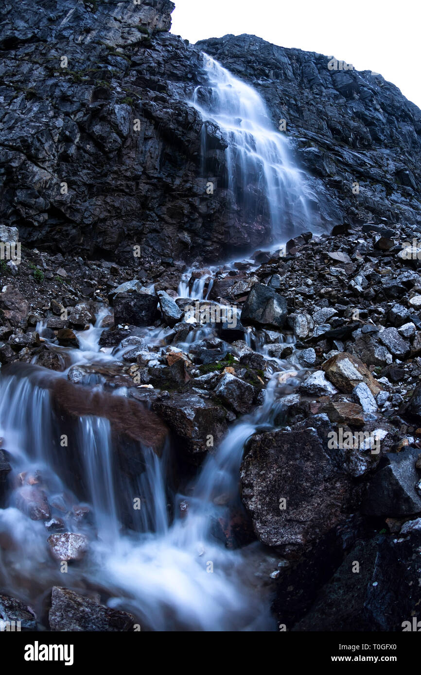 Dark wet rocks hi-res stock photography and images - Alamy