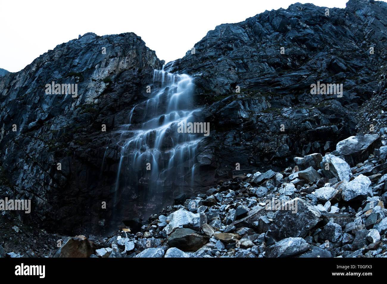 Dark wet rocks hi-res stock photography and images - Alamy
