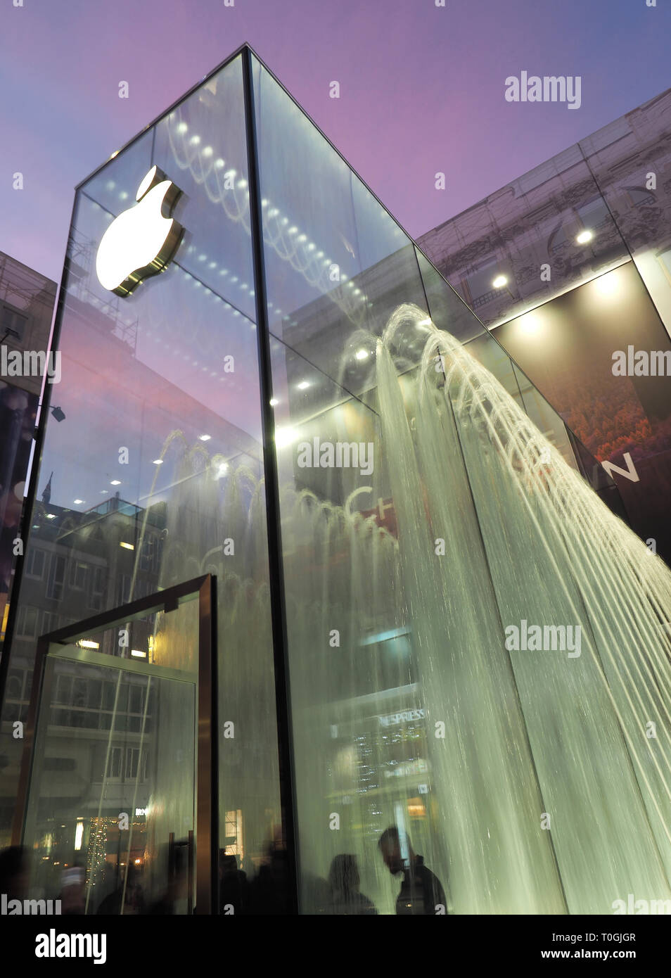 Apple store milan exterior hi-res stock photography and images - Alamy