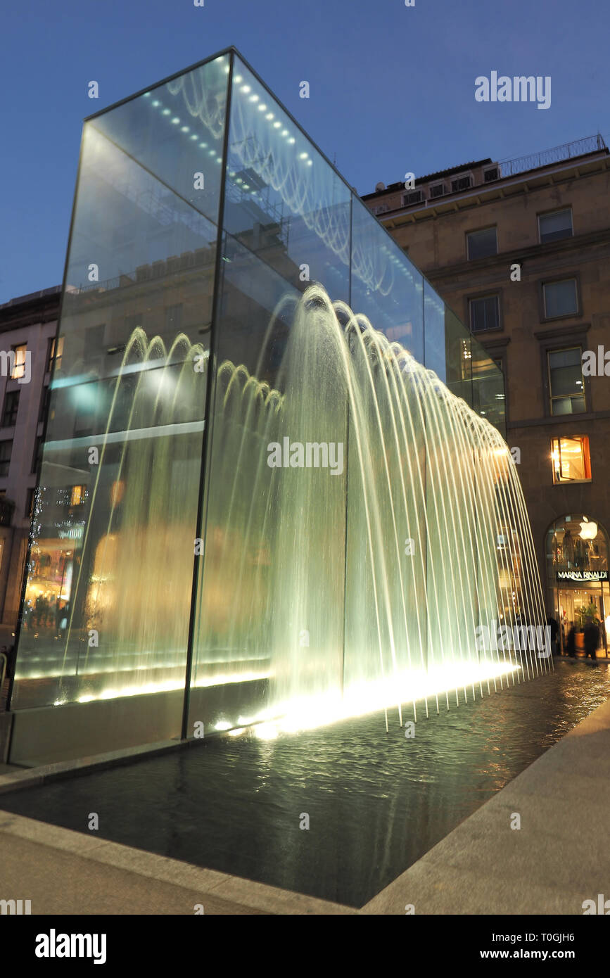 Apple Store Milan High Resolution Stock Photography and Images - Alamy