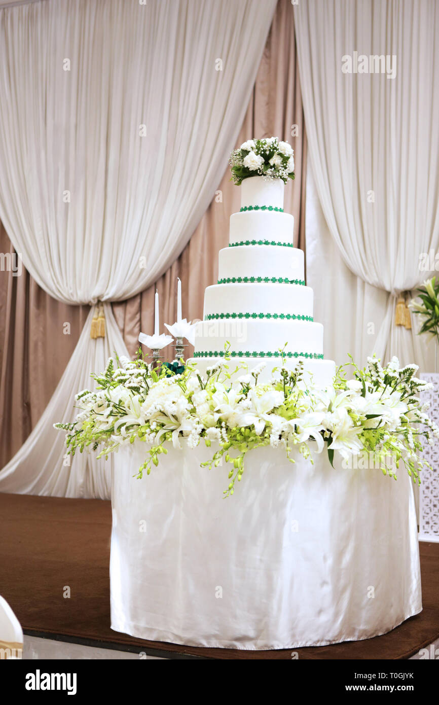 a big mock up layer cake used to be the base for real cake in wedding ...