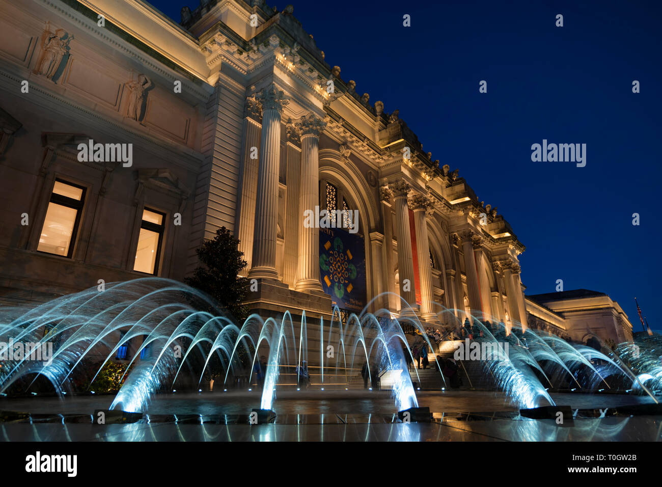 Metropolitan museum of art exterior hi-res stock photography and images ...
