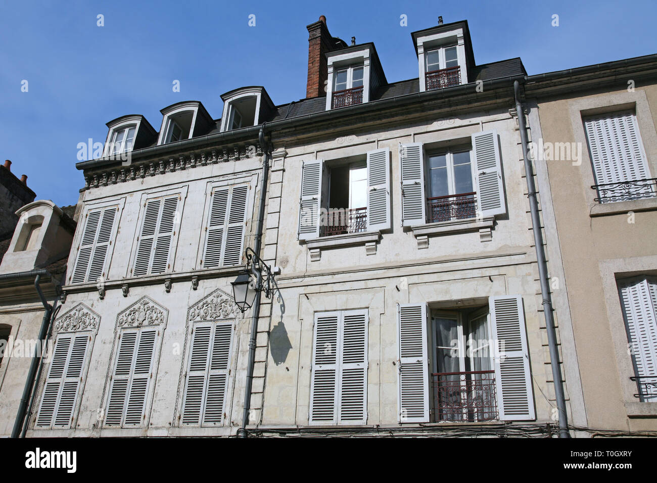 Old low rise apartment hi-res stock photography and images - Alamy