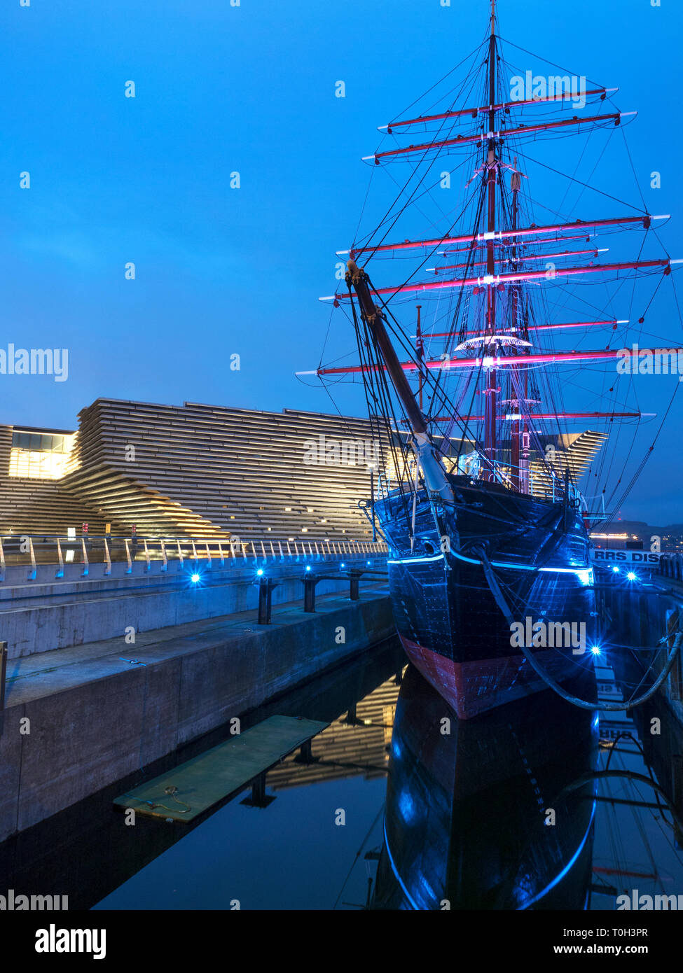 V&A Dundee design museum and RRS Discovery museum ship at Riverside ...