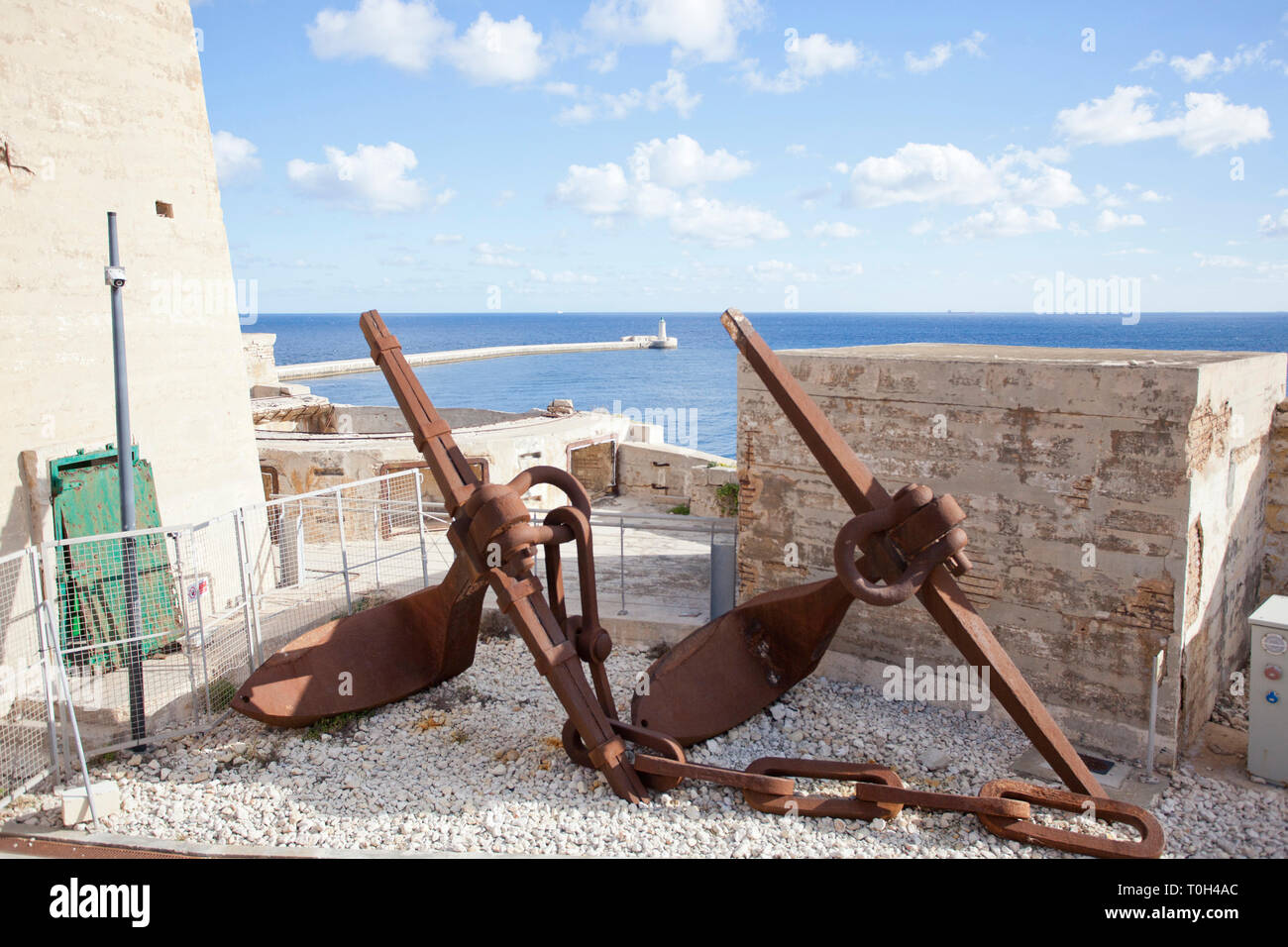 Two anchors hi-res stock photography and images - Alamy