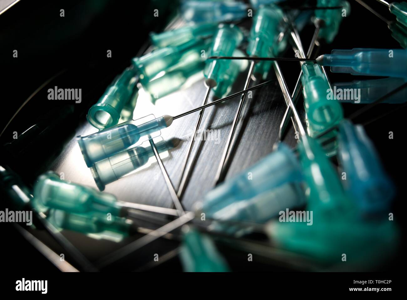 Hypodermic needles on tray hi-res stock photography and images - Alamy