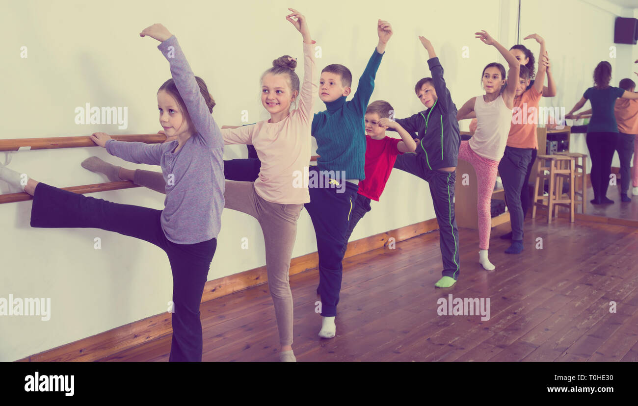 Ballet studio primary hi-res stock photography and images - Alamy