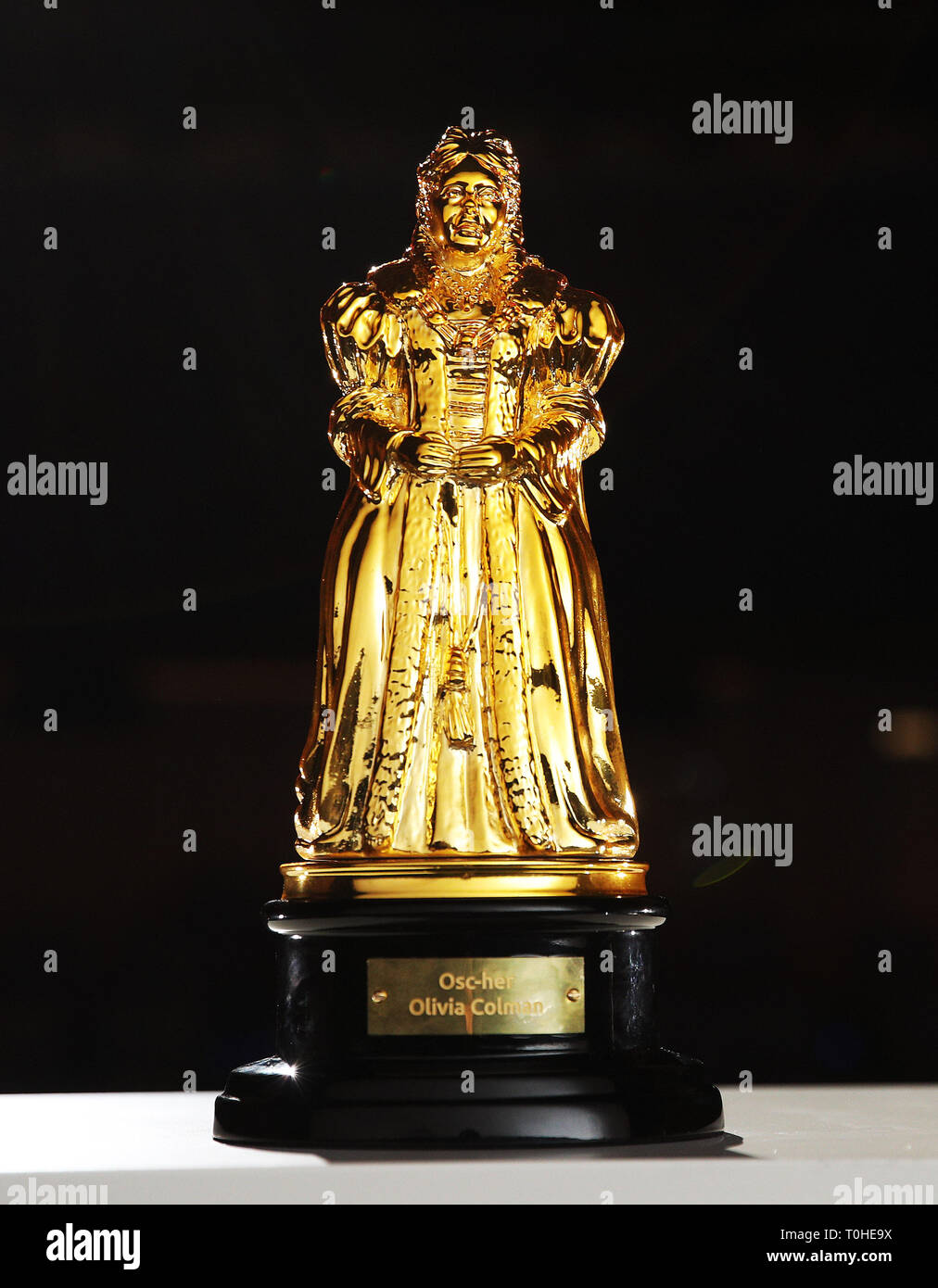 Award statues hi-res stock photography and images - Alamy