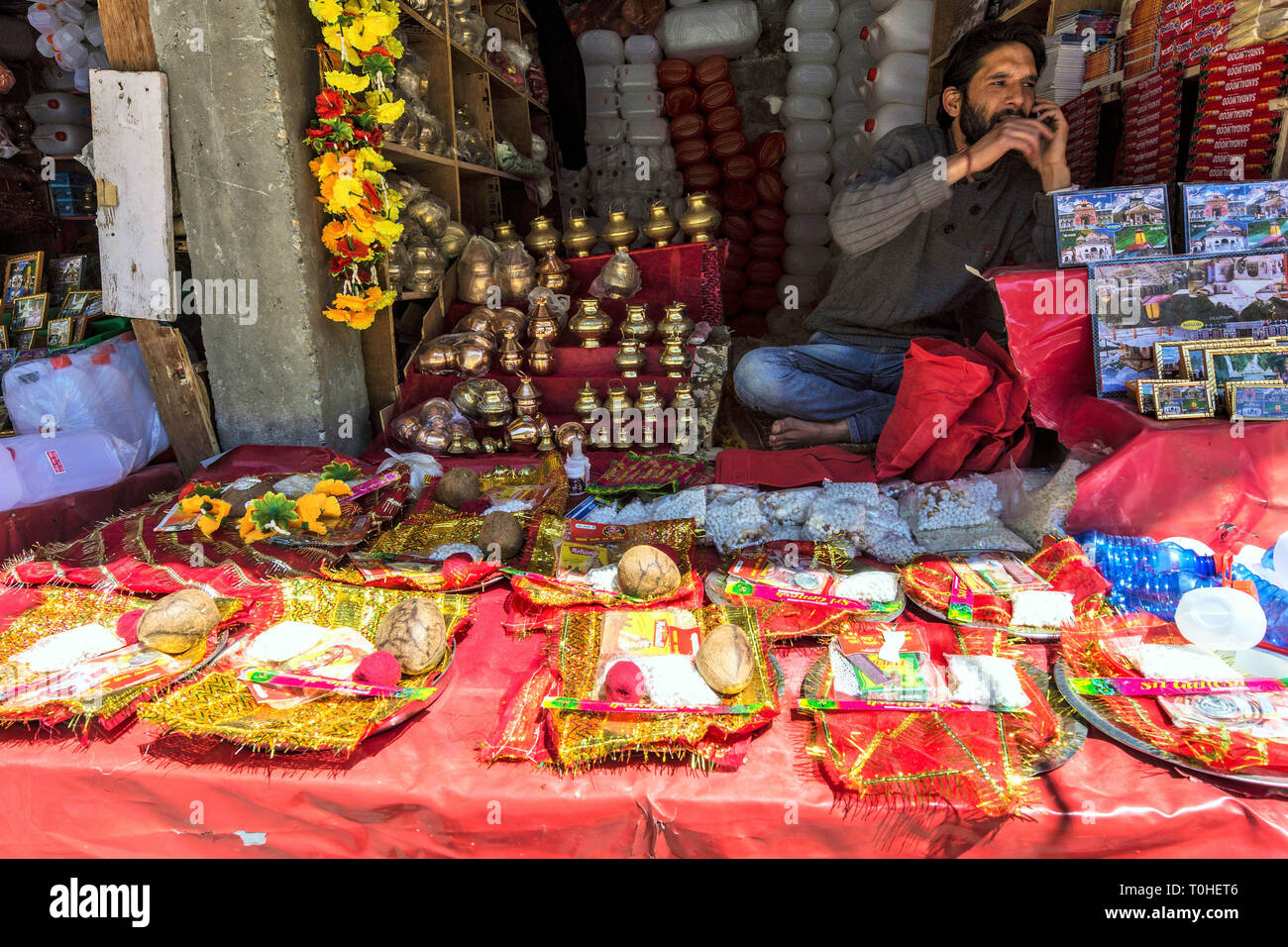 Shops selling indian handicrafts hi-res stock photography and images ...