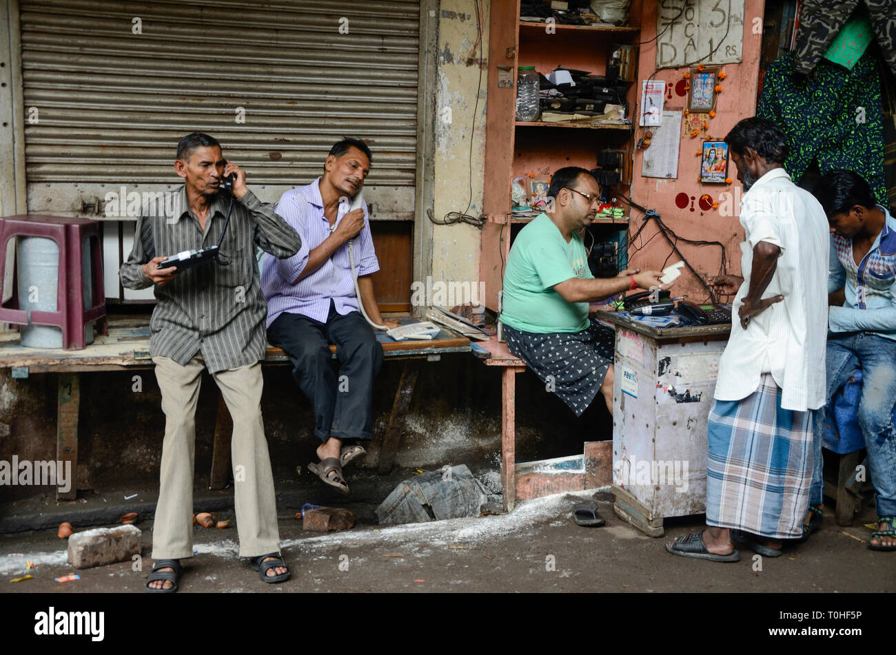 India crowd talking hi-res stock photography and images - Alamy