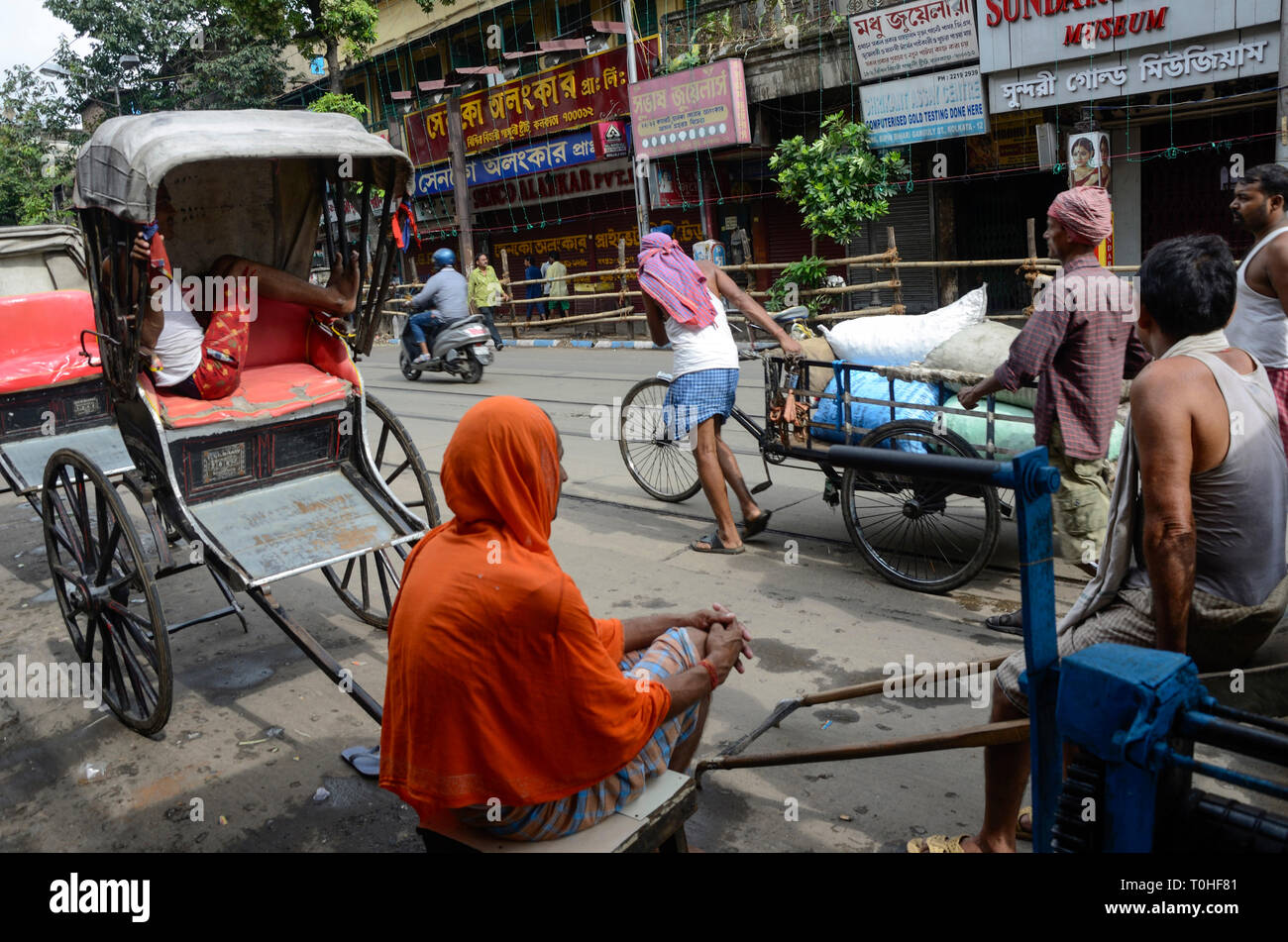 Hand rickshaw puller resting, Kolkata, West Bengal, India, Asia Stock ...