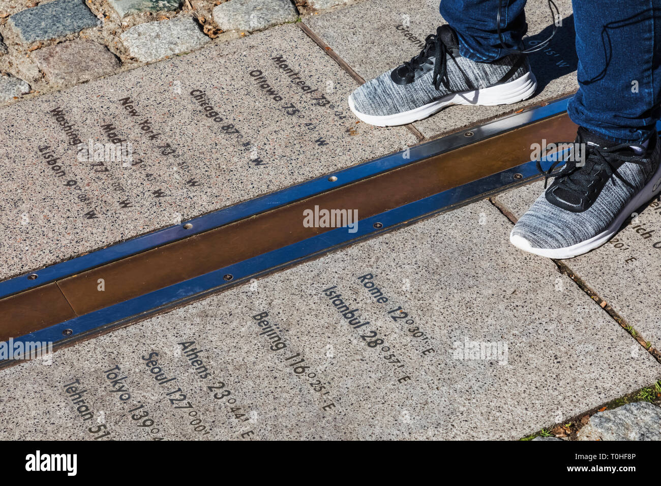 Line of feet london hi-res stock photography and images - Alamy