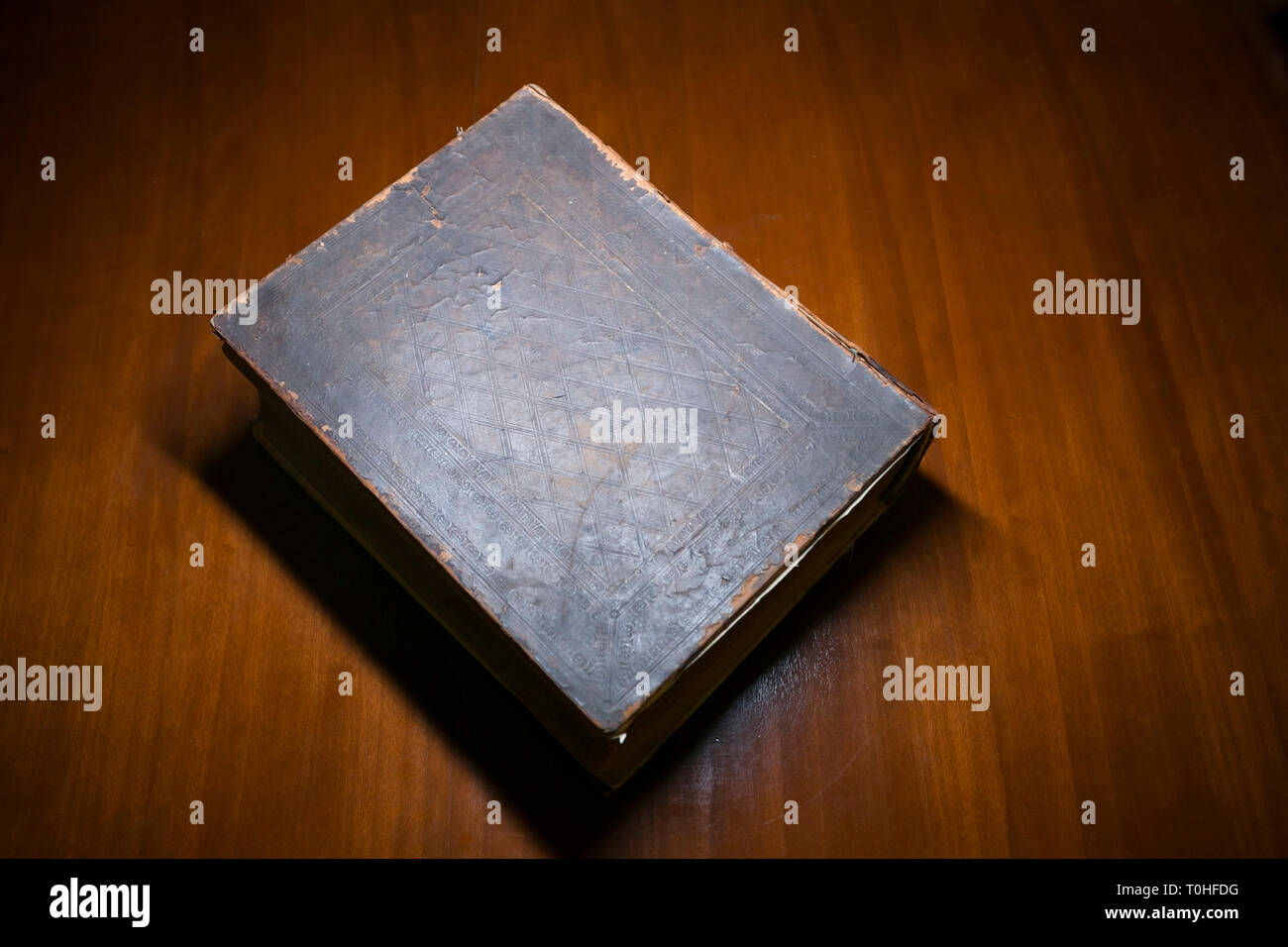 Ancient closed book hi-res stock photography and images - Alamy