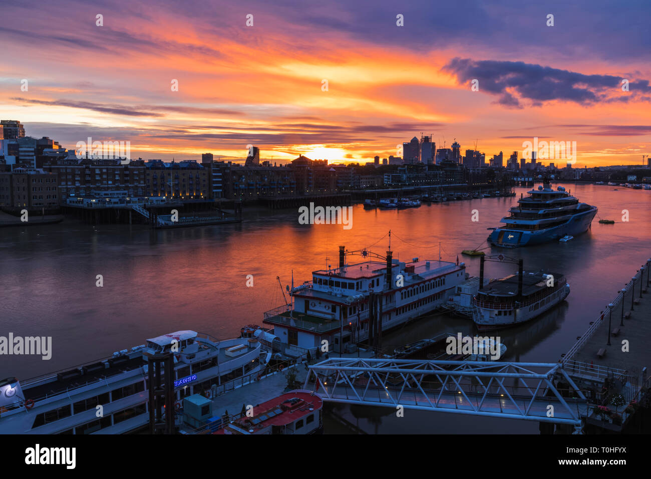 Dawn over docklands and the river thames hi-res stock photography and ...