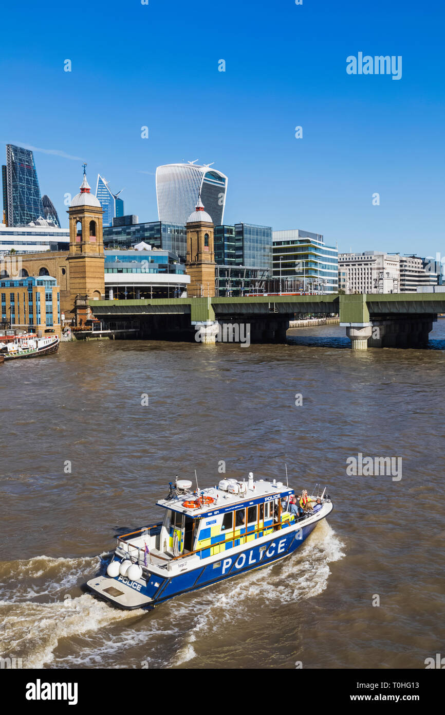 River thames police patrol boats hi-res stock photography and images ...