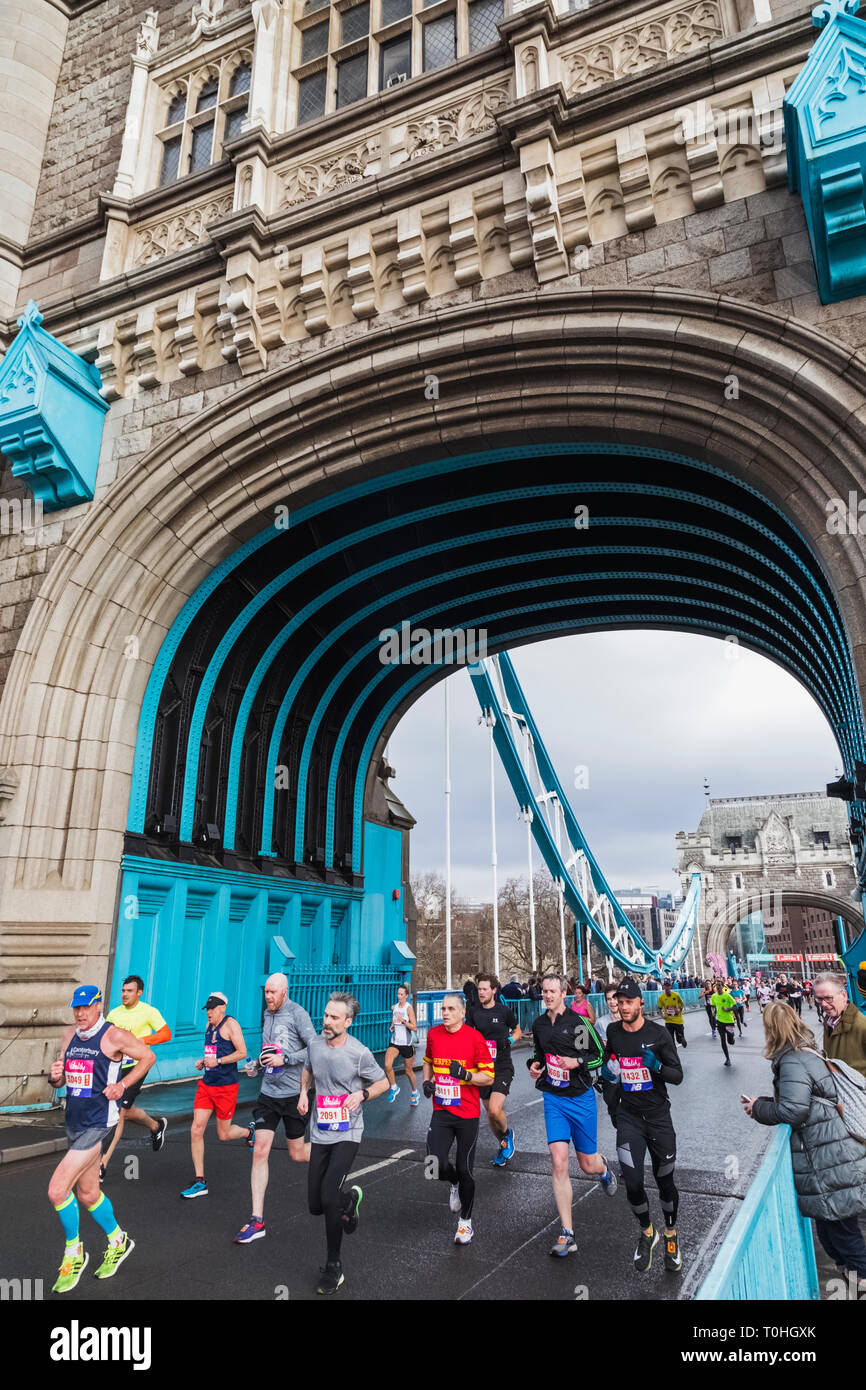 Tower bridge and fitness group running hi-res stock photography and ...