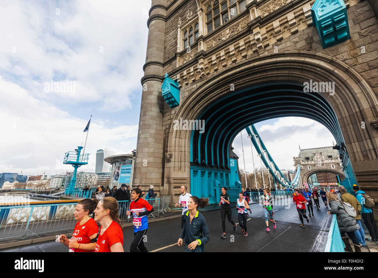 Tower bridge and fitness group running hi-res stock photography and ...