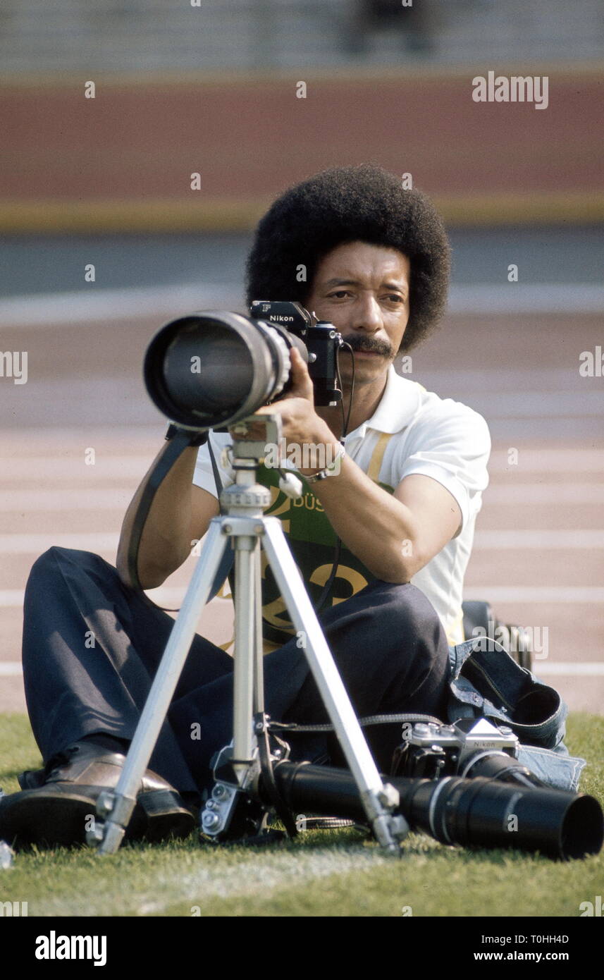 Photographer on sports field 1970s hi-res stock photography and images ...