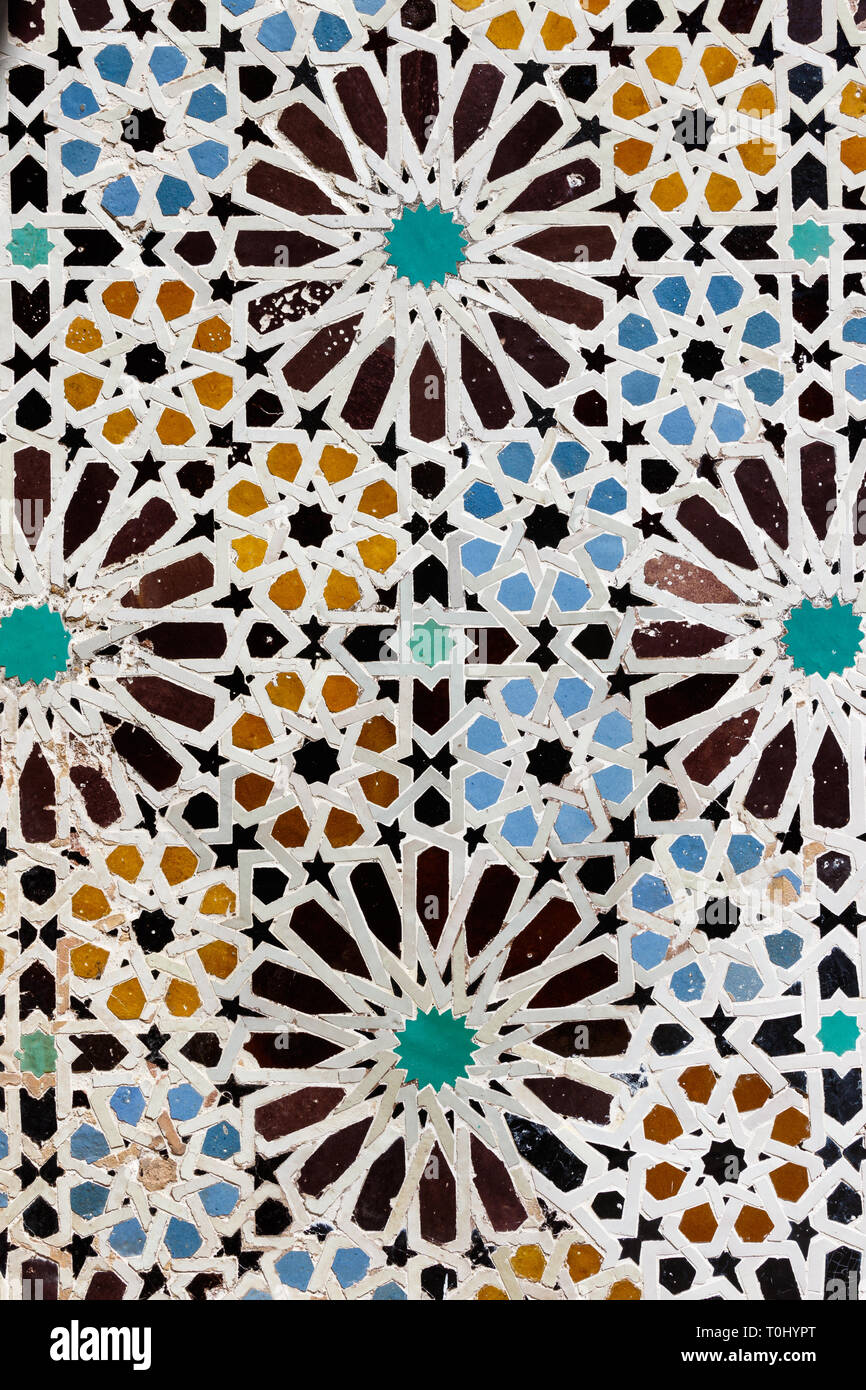 Traditional arabic handcrafted, colorful decorated plates at the bazaar ...