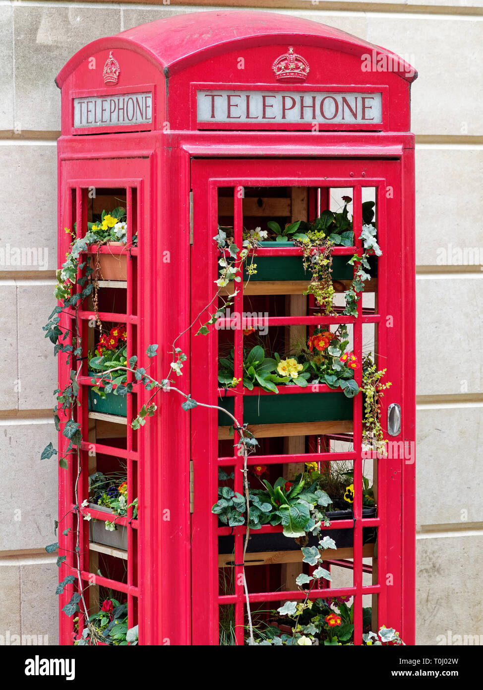 Green british telephone box hi-res stock photography and images - Alamy