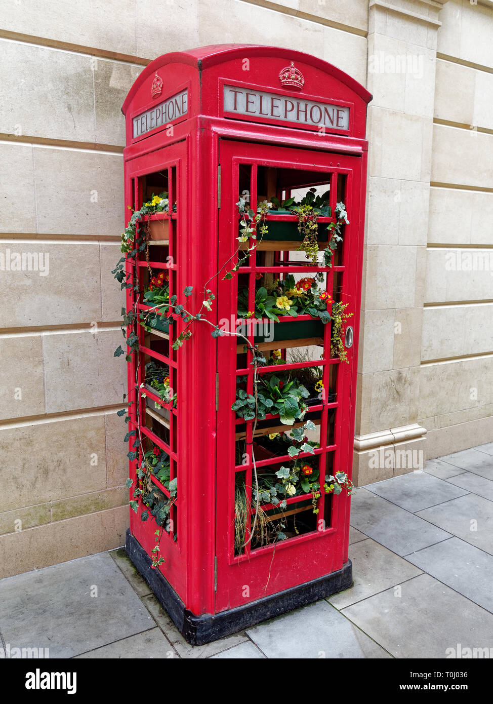 Green british telephone box hi-res stock photography and images - Alamy