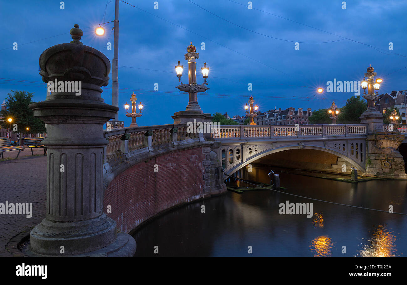 Spring amsterdam hi-res stock photography and images - Alamy
