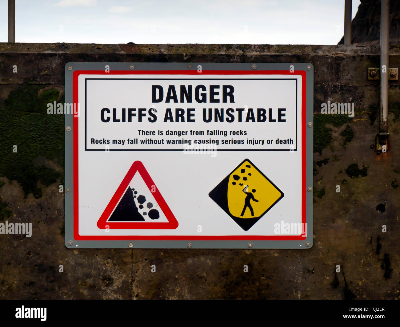 Falling rocks warning sign hi-res stock photography and images - Alamy