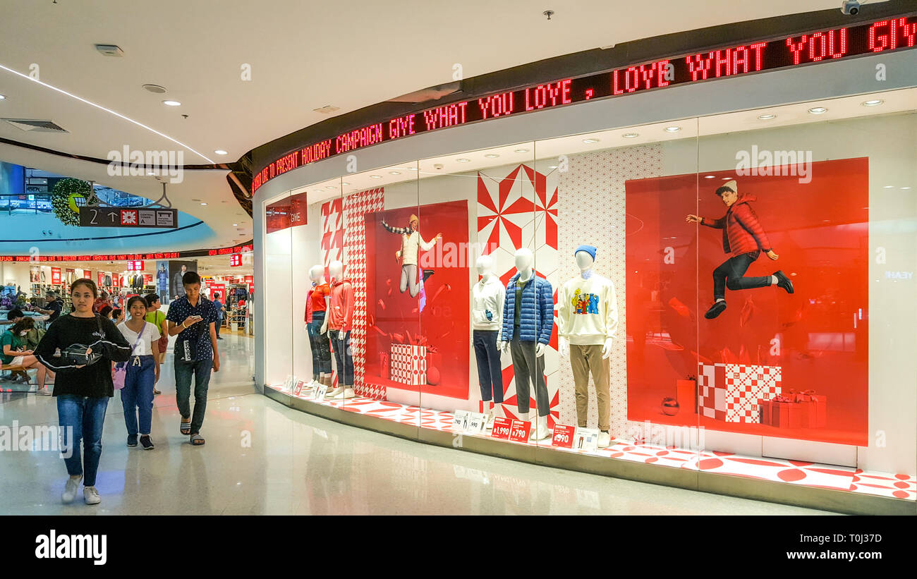 Uniqlo window display hi-res stock photography and images - Alamy