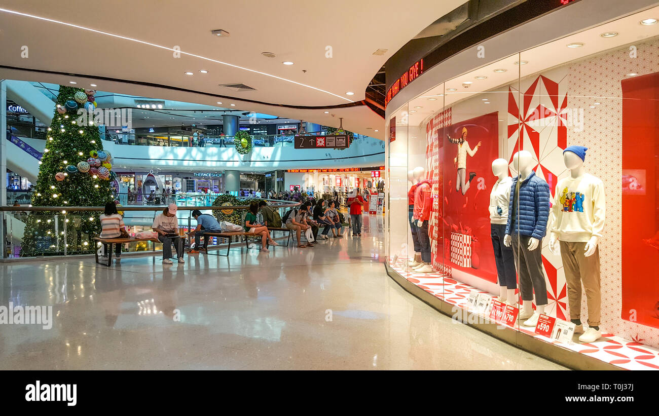 Uniqlo window display hi-res stock photography and images - Alamy