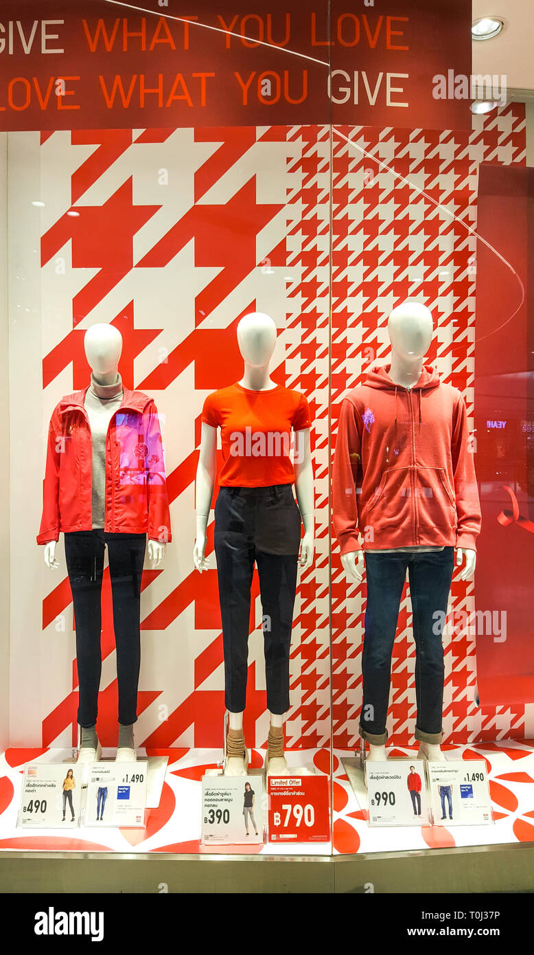 Uniqlo window display hi-res stock photography and images - Alamy