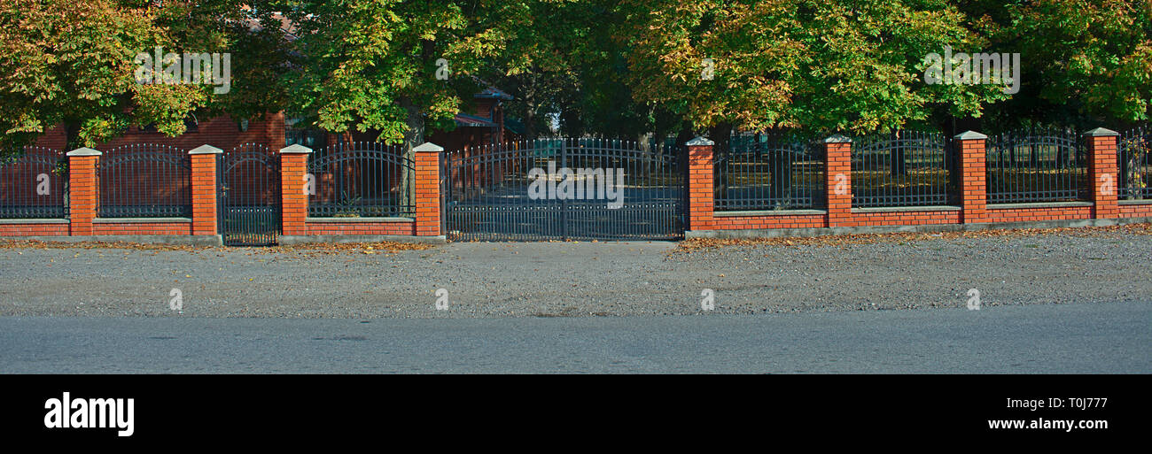 Red brick pillars hi-res stock photography and images - Alamy