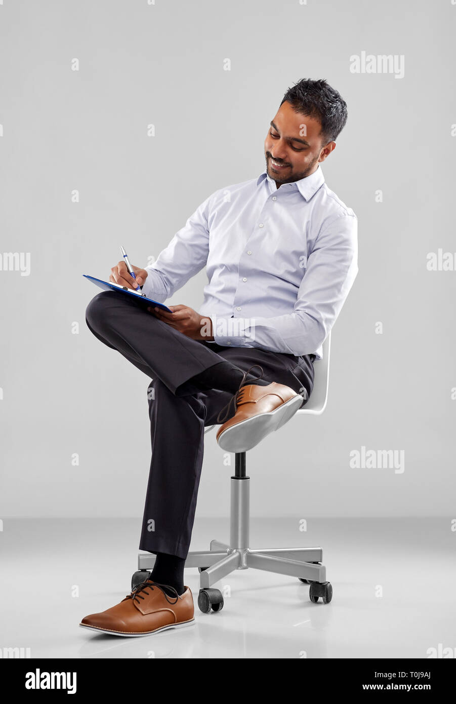 Indian businessman signing document hi-res stock photography and images ...