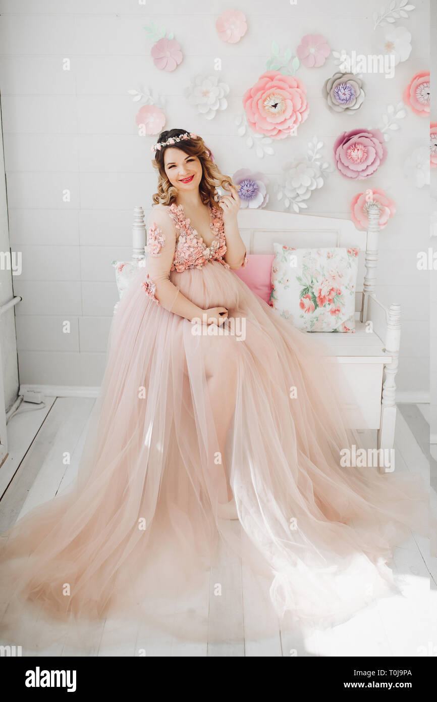 Powder pink dress hi-res stock photography and images - Alamy