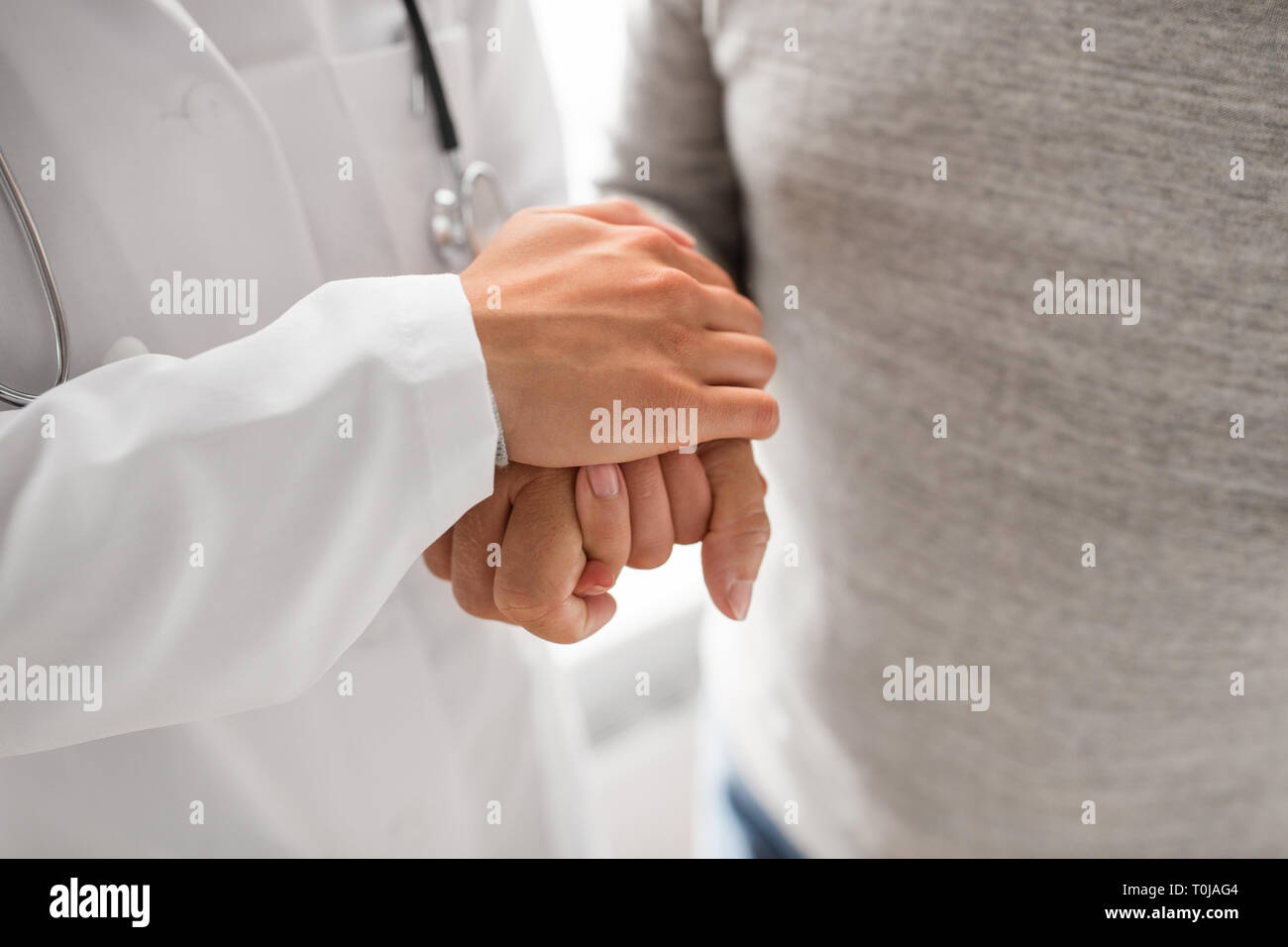 Doctor senior hand hi-res stock photography and images - Alamy