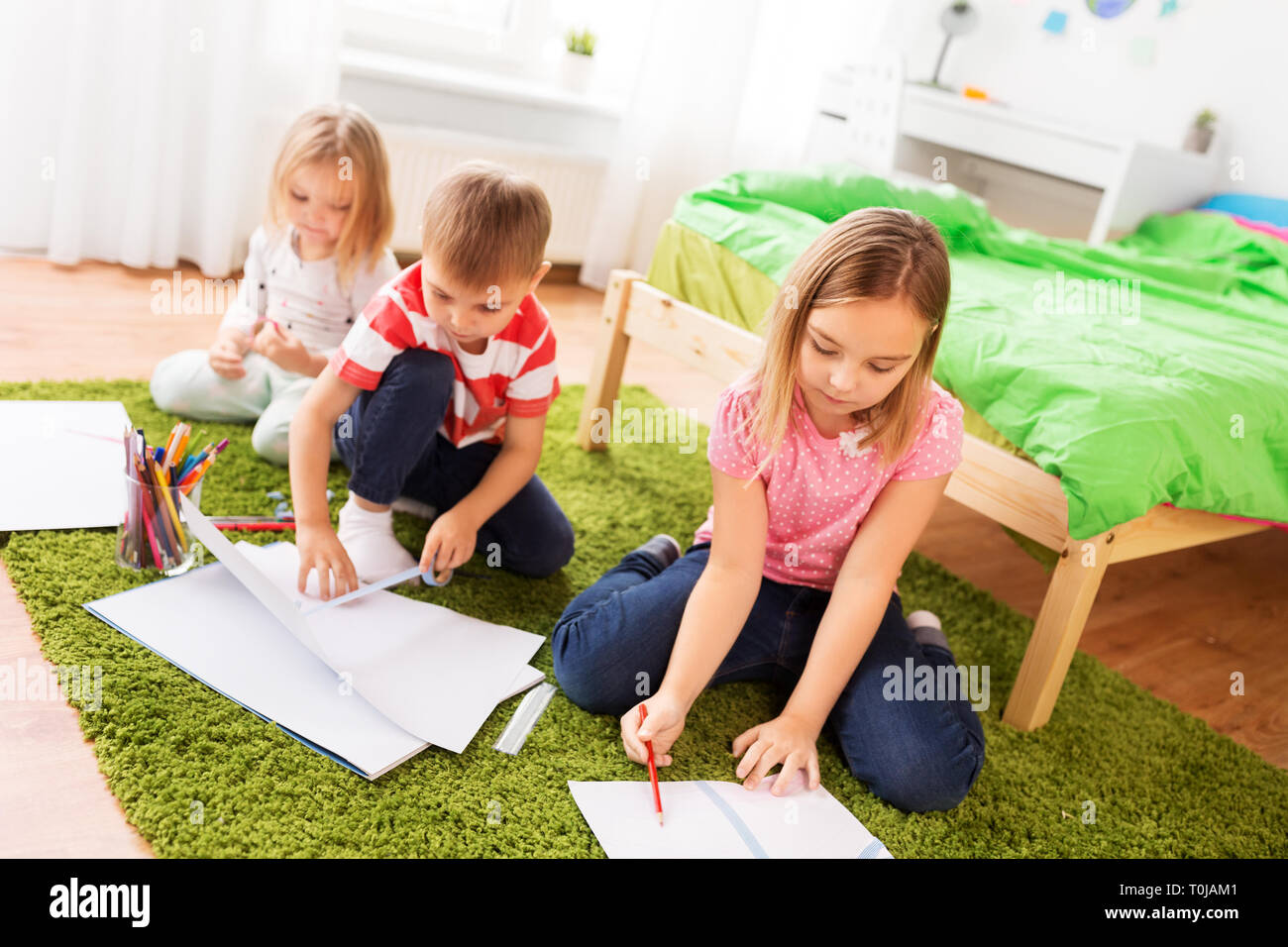 Drawing crafts hi-res stock photography and images - Alamy