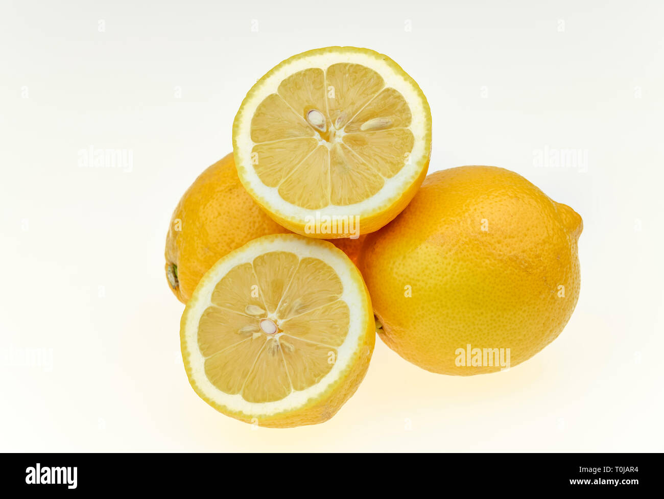 Zitrone aufgeschnitten hi-res stock photography and images - Alamy