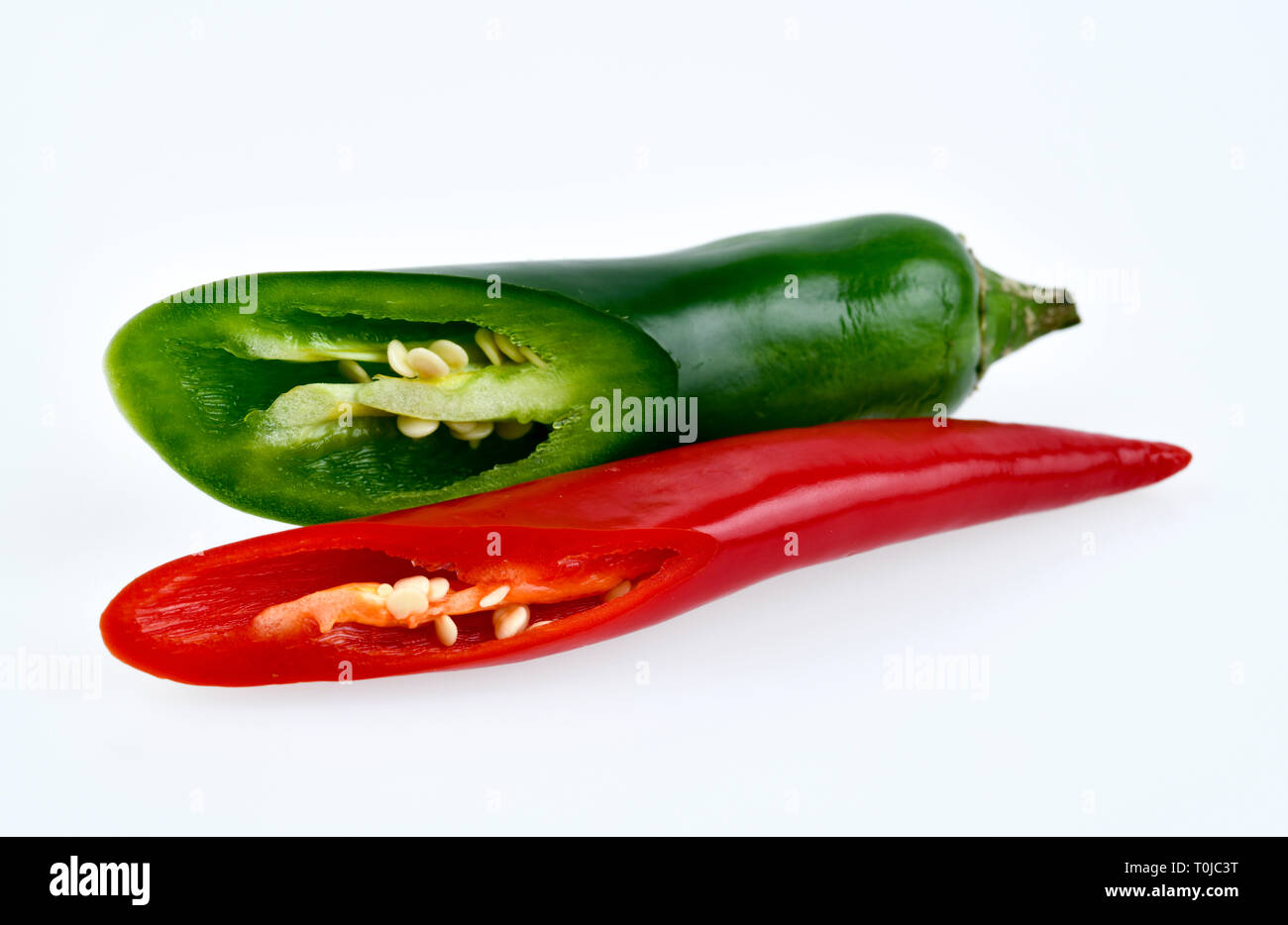Red and green chilli pod, studio admission, Rote und grüne Chilischote ...
