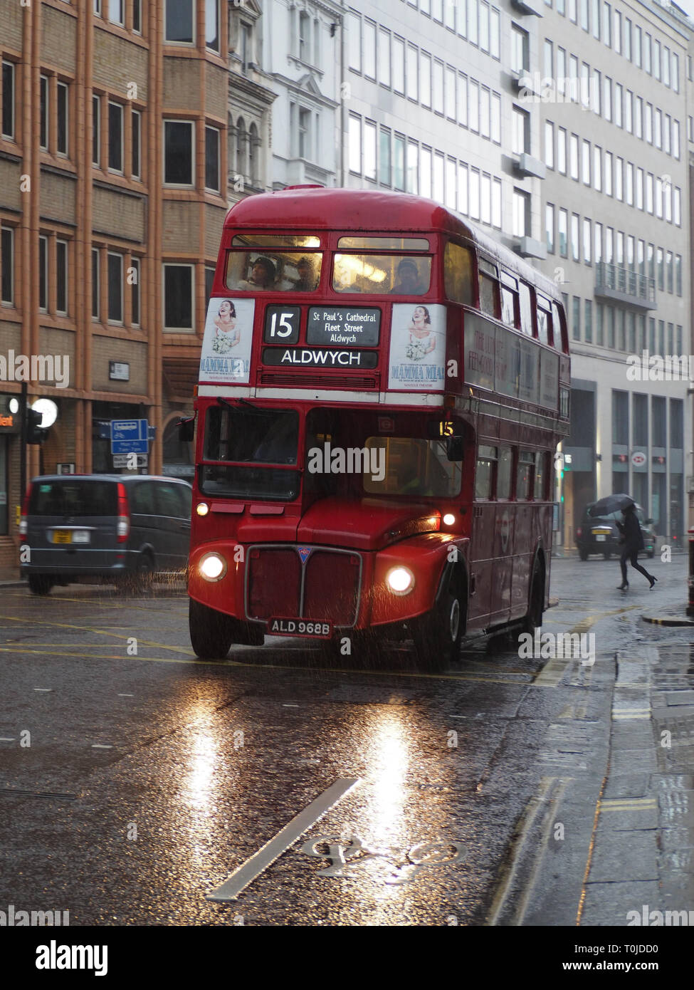 London rain bus routemaster hi-res stock photography and images - Alamy