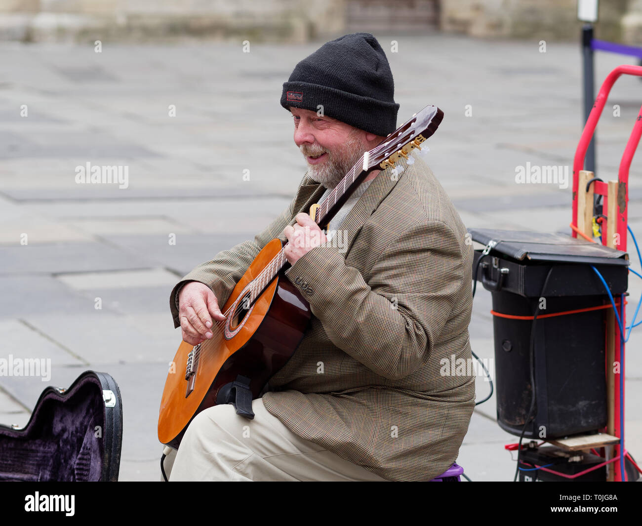 Guitar busker hi-res stock photography and images - Alamy