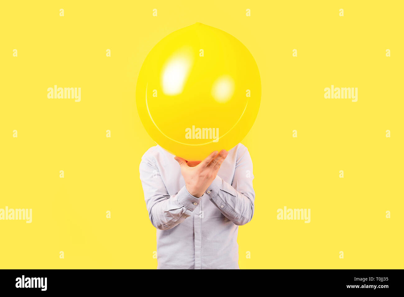 Emoticon smiley yellow thinking hi-res stock photography and images - Alamy