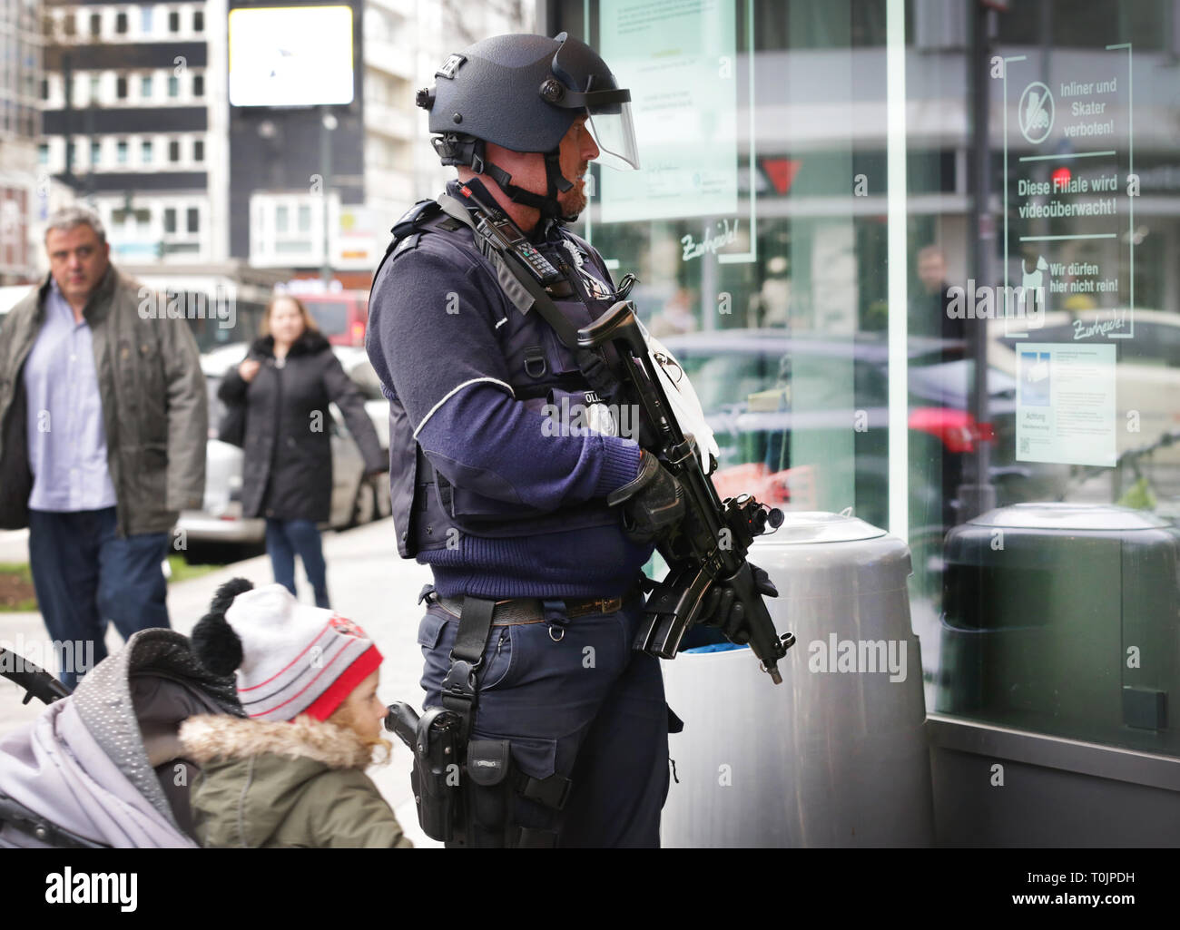 Thief burglar picture hi-res stock photography and images - Alamy