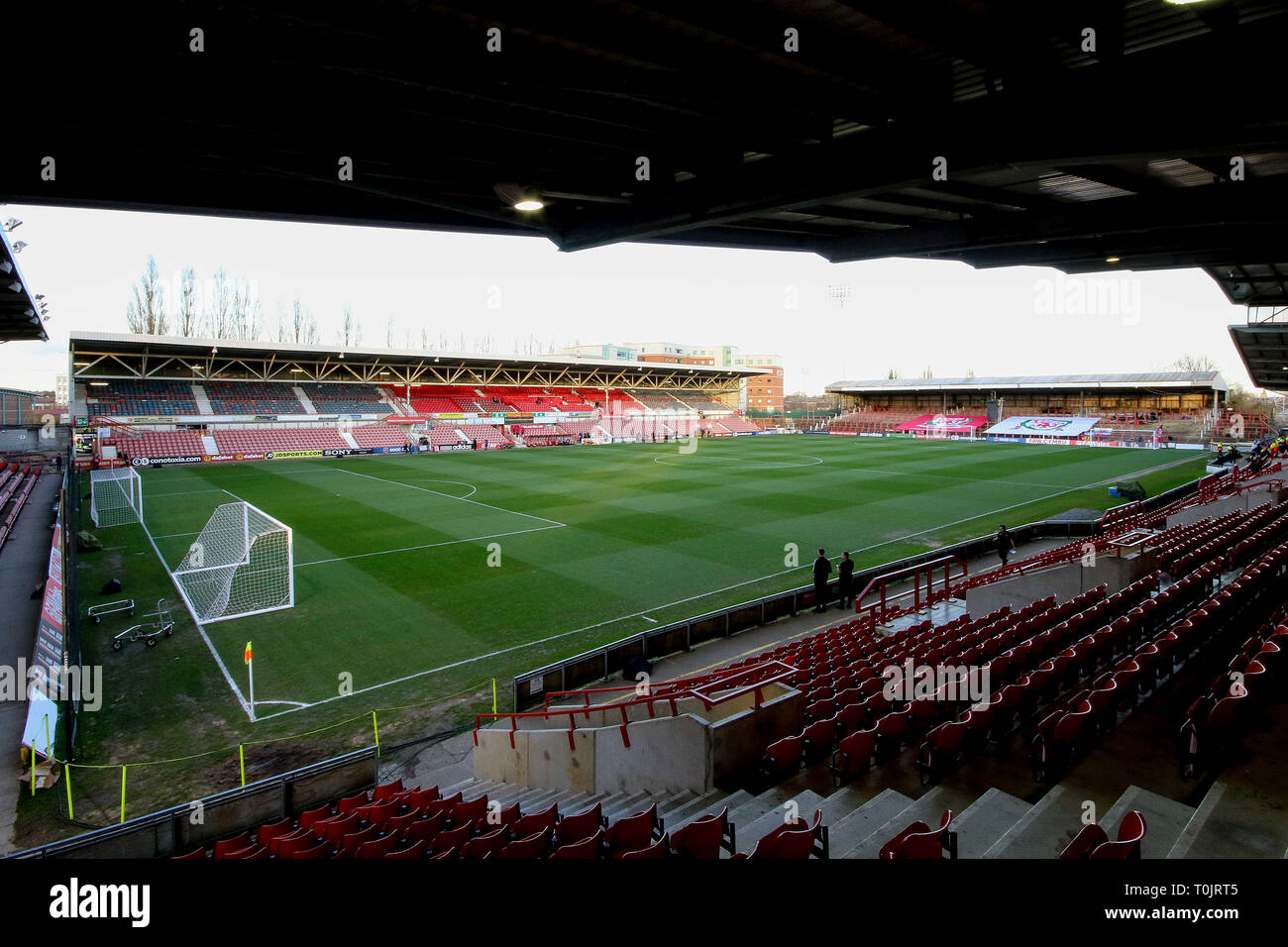 Stading still hi-res stock photography and images - Alamy