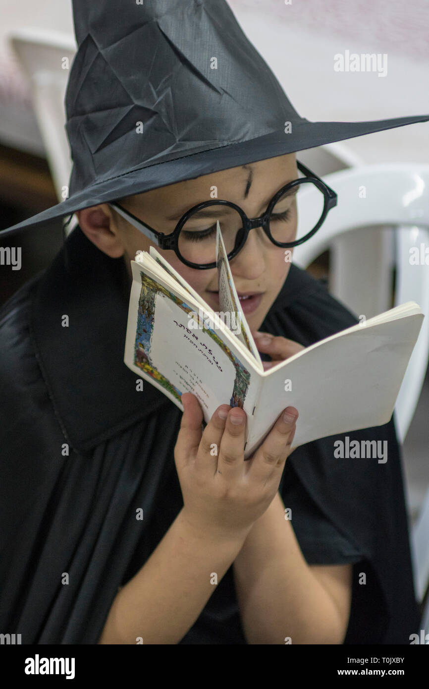 Boy reads scroll hi-res stock photography and images - Alamy
