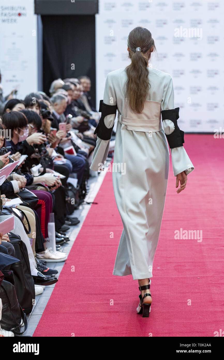Tokyo, Japan. 21st Mar, 2019. A model wearing fashion brand ''SHIROMA ...